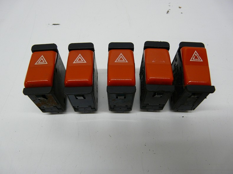 A0008209010 0008209010 Gevarenlicht schakelaar R107 W123 W126 W201 ...