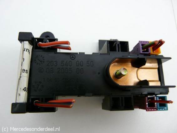 A2035400050 2035400050 Zekering kast dashboard W203 S203 ...